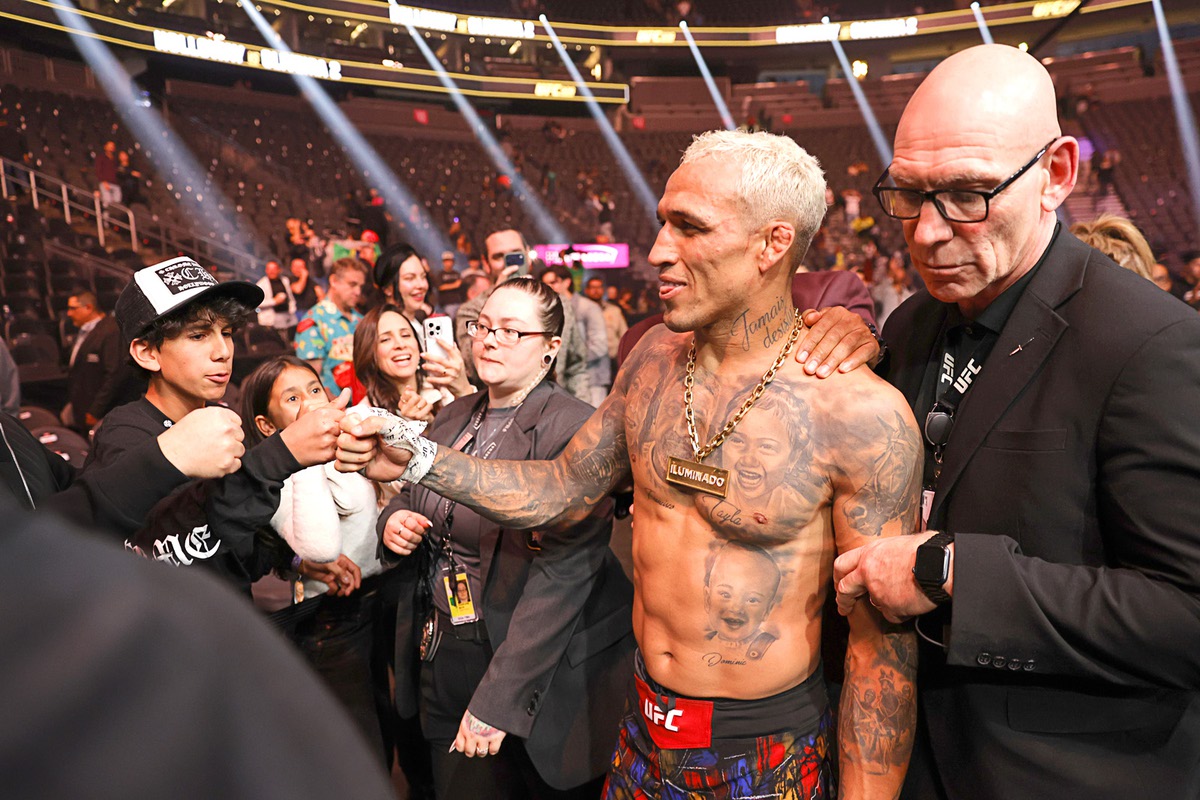 UFC 326: Charles Oliveira grapples symbolic title away from Max ...