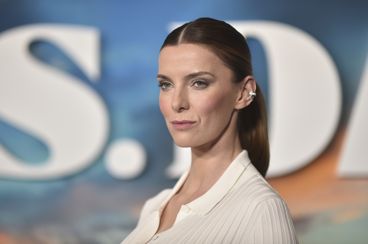 Betty Gilpin, Alec Baldwin, David Costabile join Oscar Isaac in Netflix ...