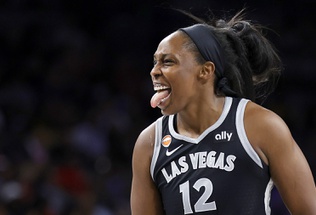 Photograph : Aces Defeat Valkyries 92-73 - Las Vegas Sun News